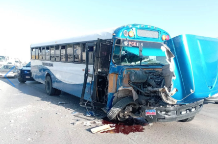 Aparatoso choque entre rutera de personal y camión que bombea concreto ...